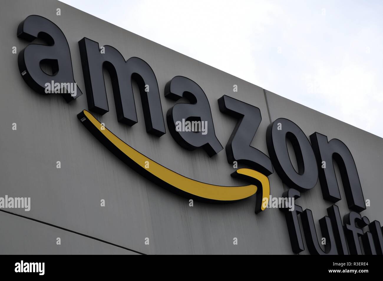 Amazon fulfillment center hi-res stock photography and images - Alamy