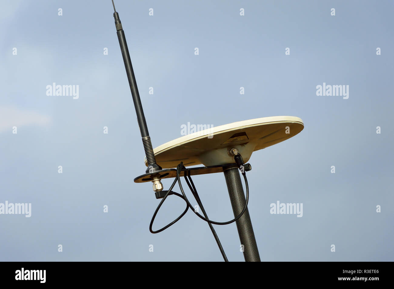 Disc antenna hi-res stock photography and images - Alamy