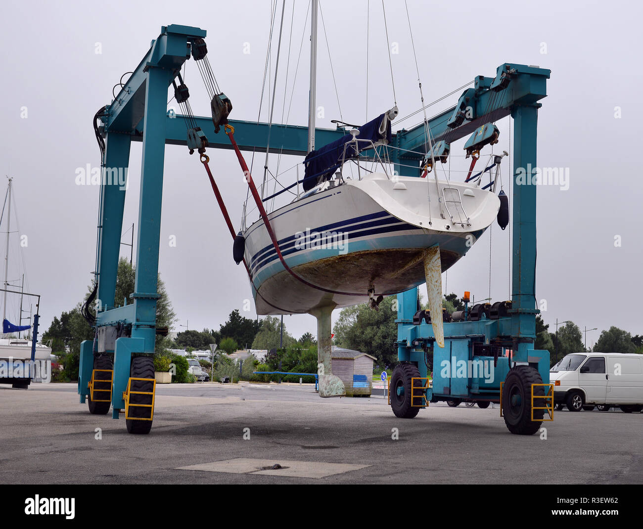 Boat crane lifitng a motorboat in the marina Stock Photo - Alamy