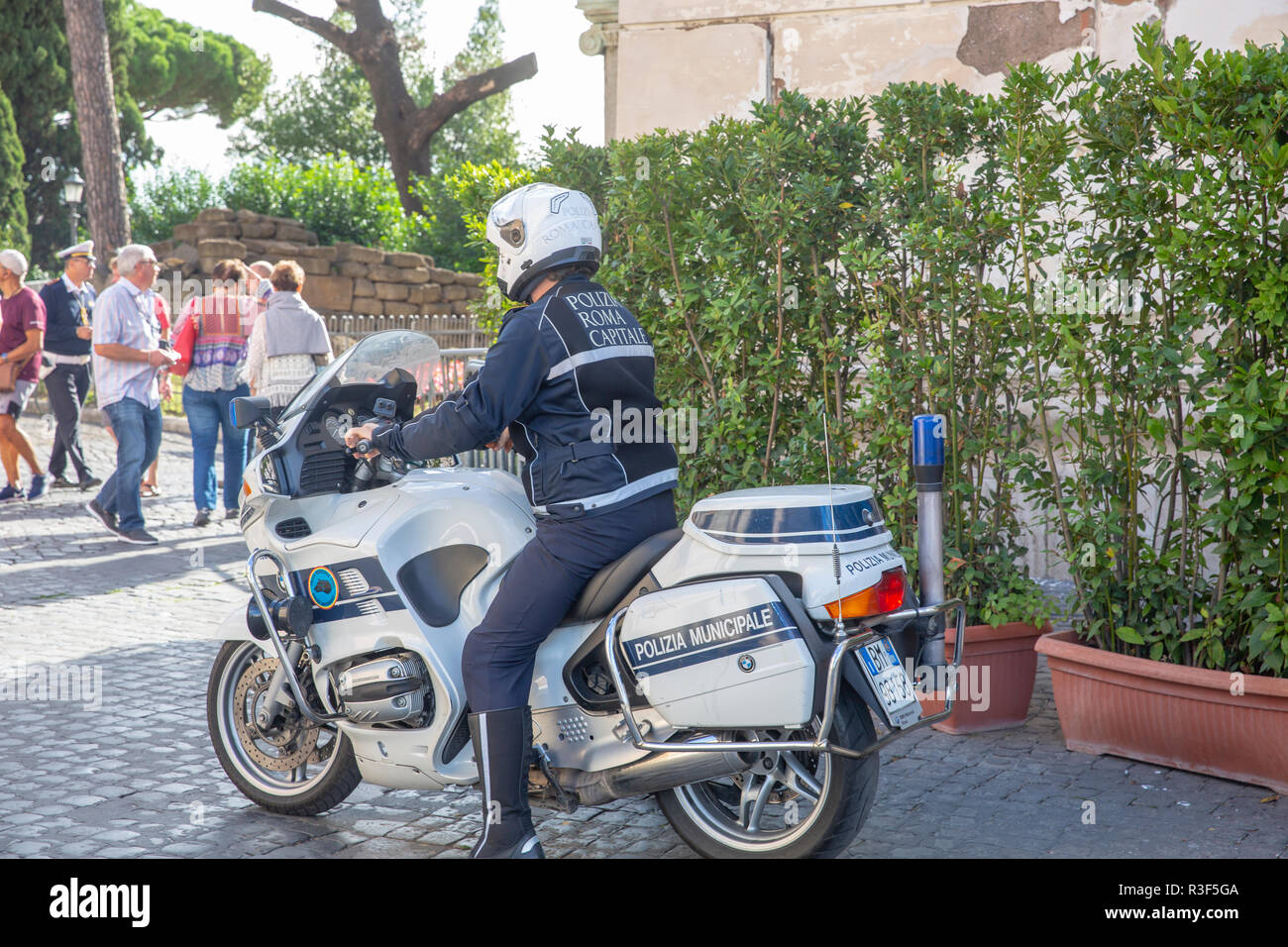 Italian police uniform hi-res stock photography and images - Alamy
