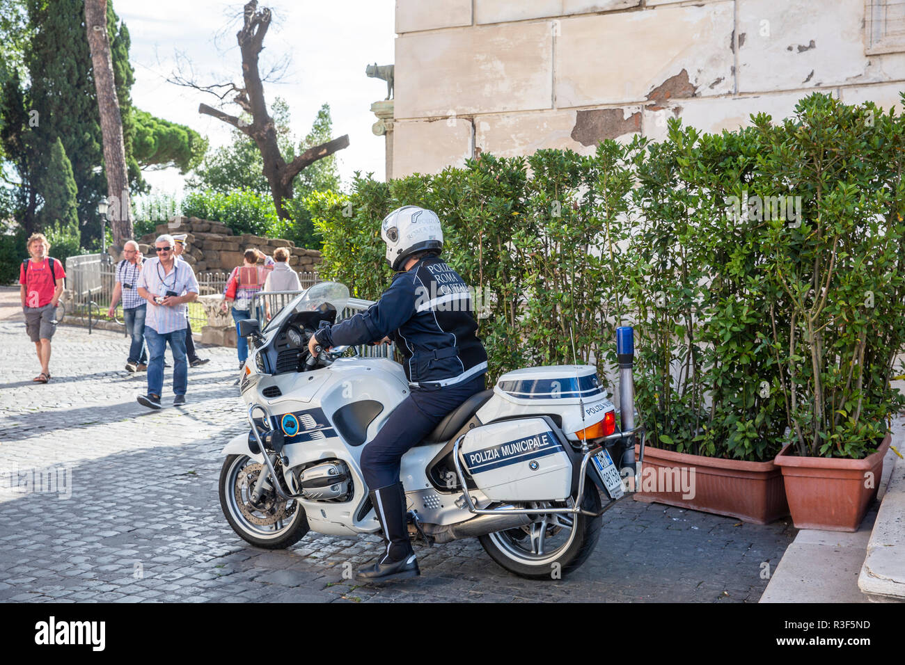 Italian police uniform hi-res stock photography and images - Alamy