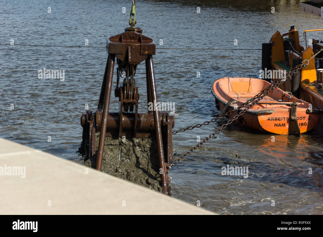 Clamshell architecture hi-res stock photography and images - Alamy