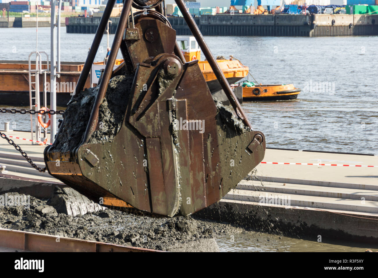 Clamshell dredger hi-res stock photography and images - Alamy