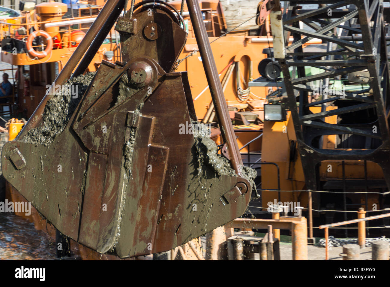 Clamshell dredger hi-res stock photography and images - Alamy