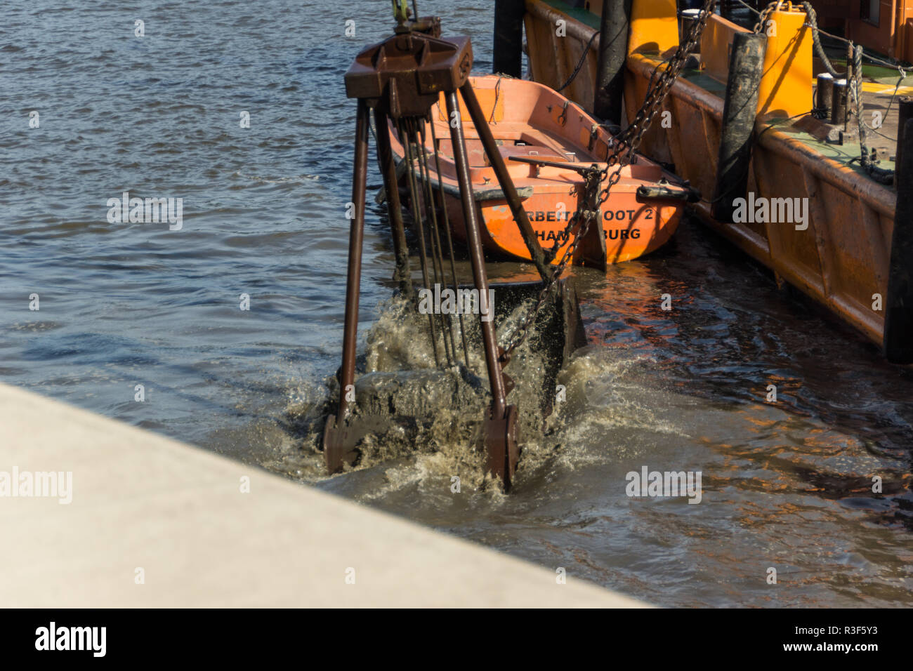 Clamshell dredger hi-res stock photography and images - Alamy