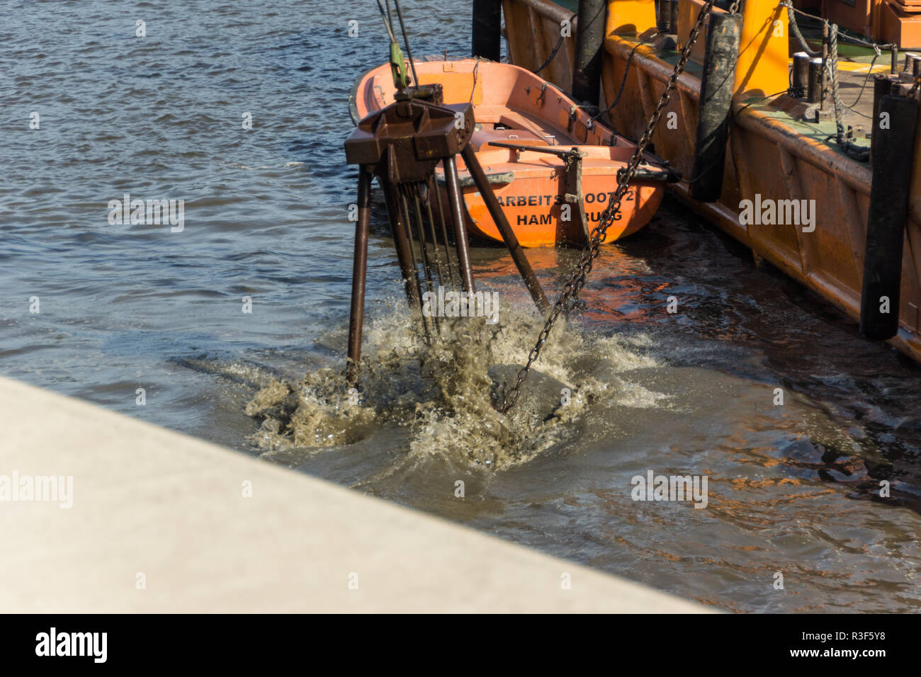 Clamshell architecture hi-res stock photography and images - Alamy