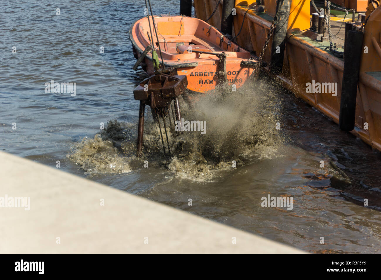 Clamshell architecture hi-res stock photography and images - Alamy