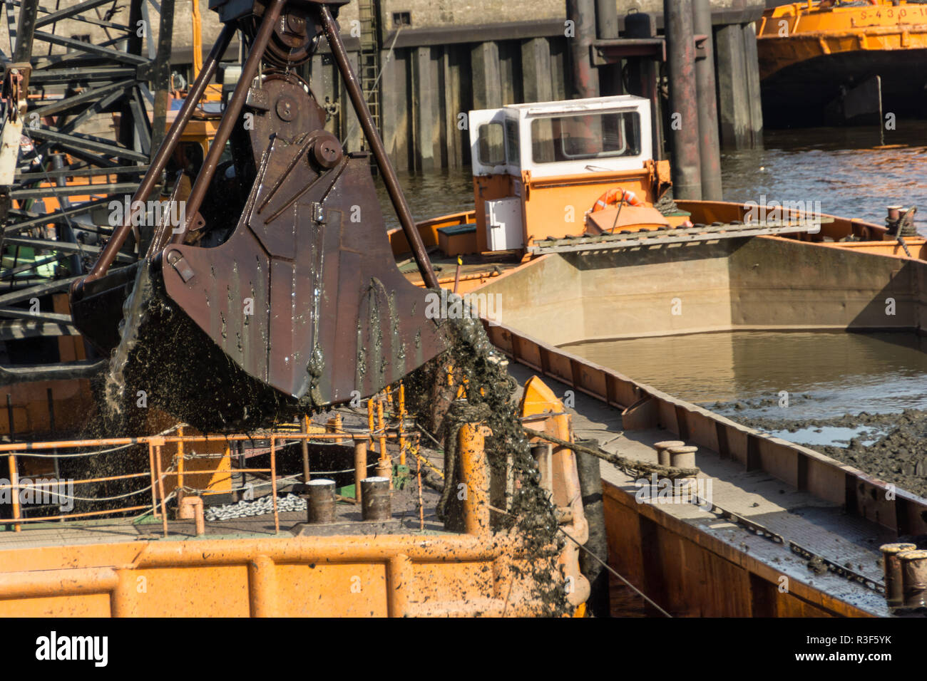 Clamshell architecture hi-res stock photography and images - Alamy