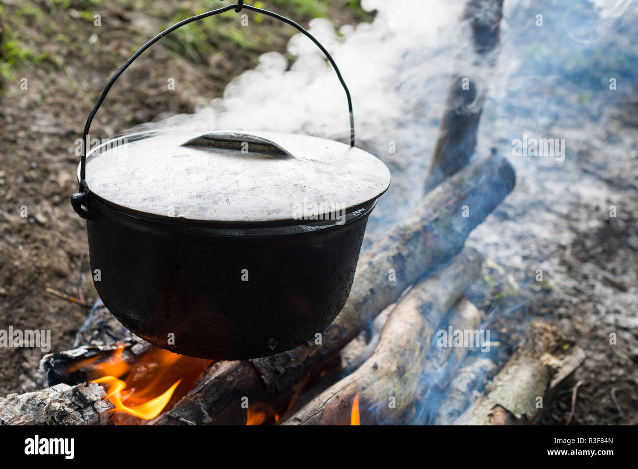 Cauldron hanger hi-res stock photography and images - Alamy