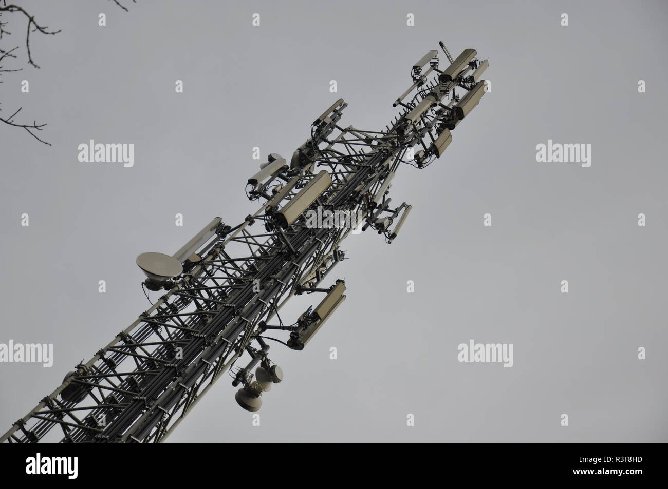 Mobilfunkmast hi-res stock photography and images - Alamy
