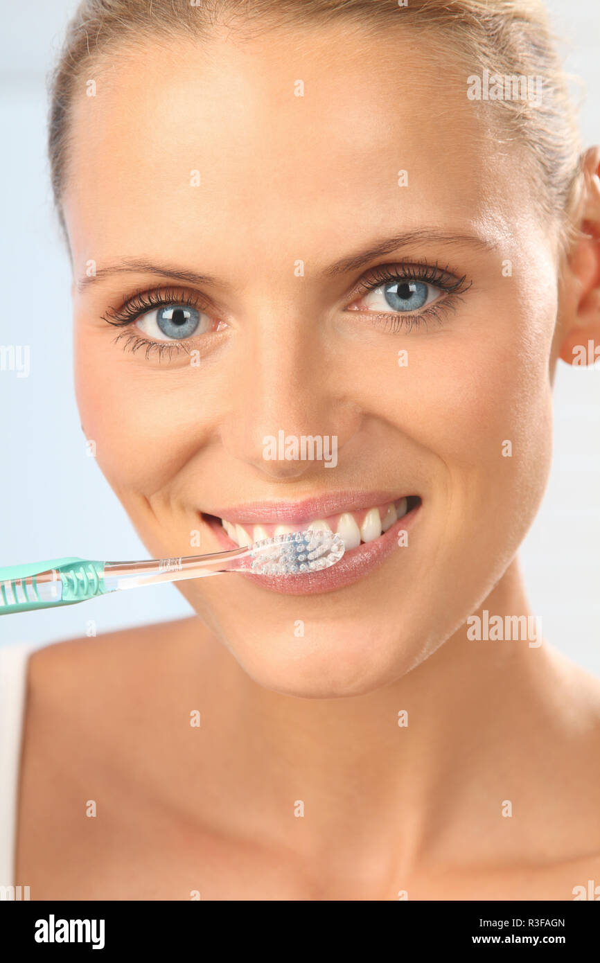 woman brushing her teeth Stock Photo - Alamy