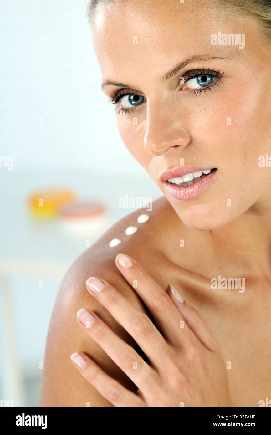 woman wearing cream on her shoulder on Stock Photo - Alamy