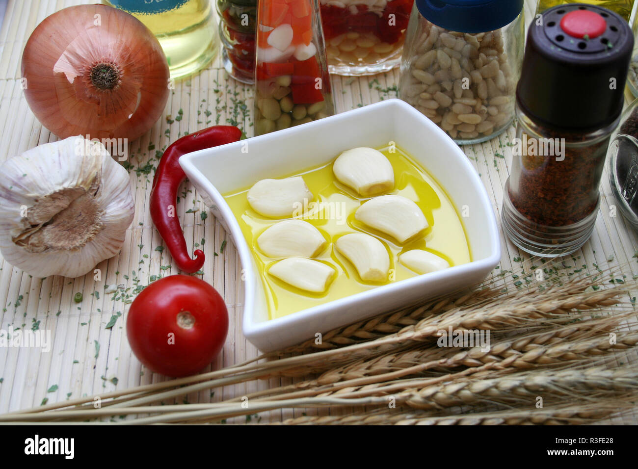 Garlic toes hi-res stock photography and images - Alamy