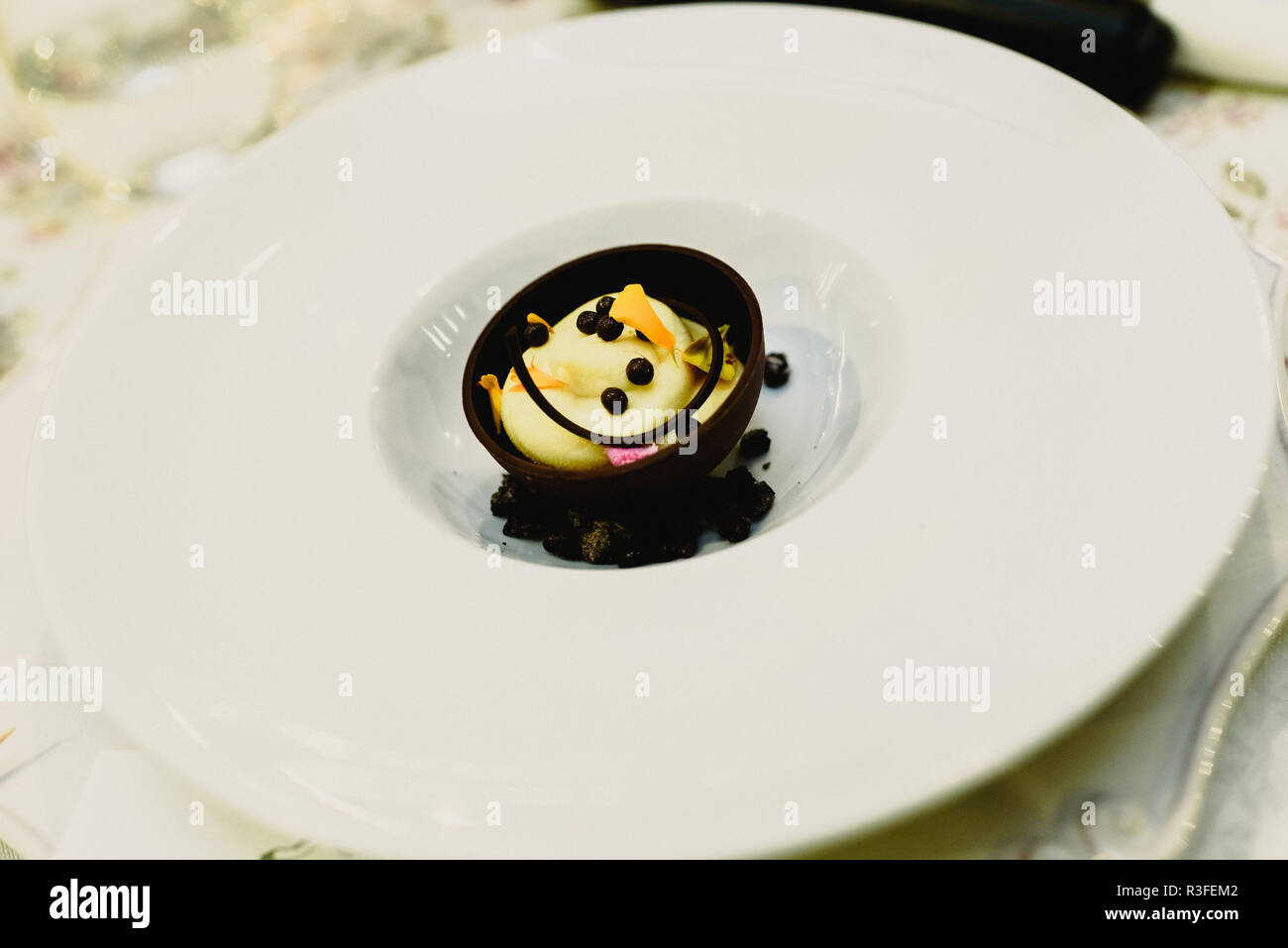 Cold desserts and wedding cakes Stock Photo - Alamy