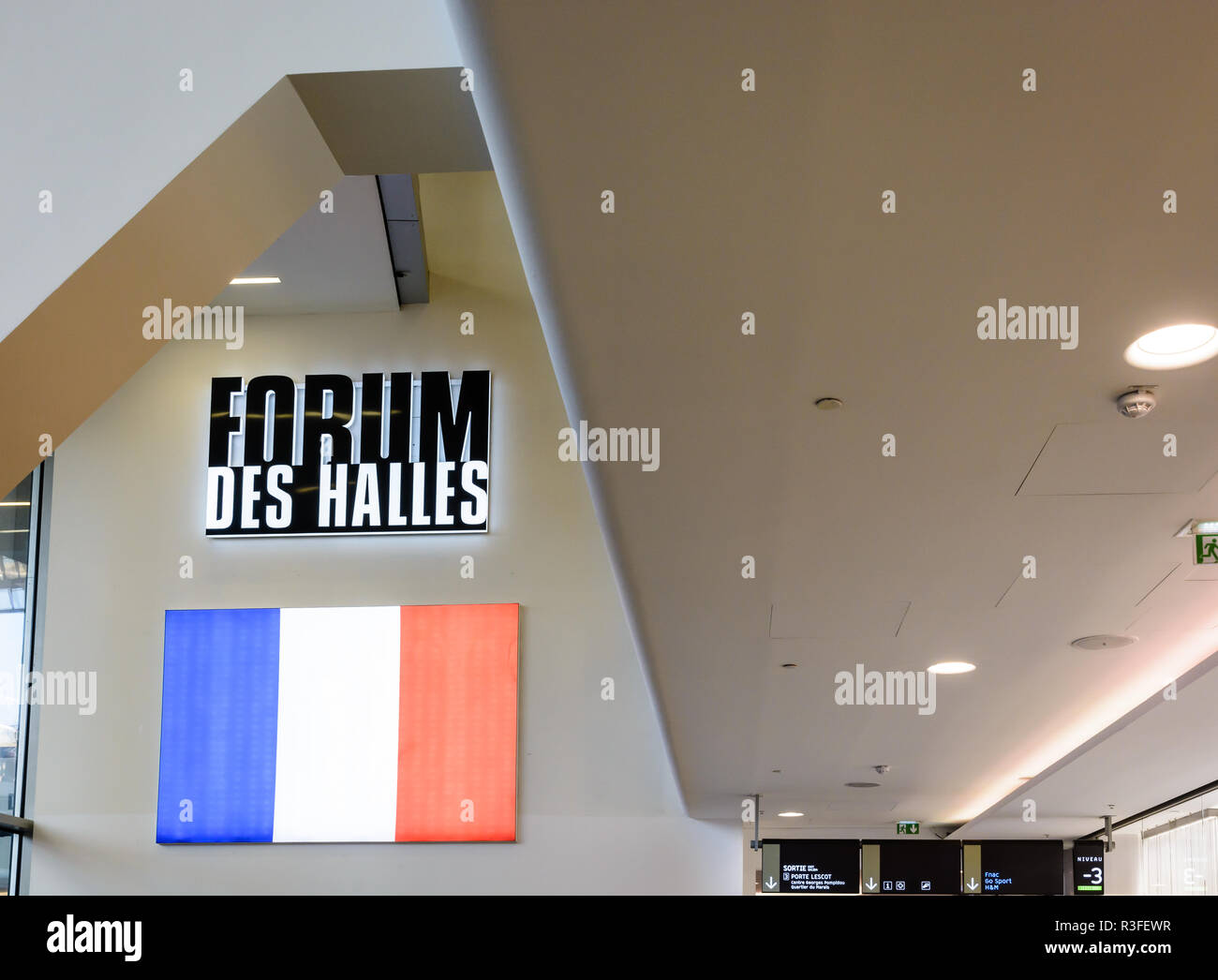 Shopping center sign logo mall hi-res stock photography and images - Alamy