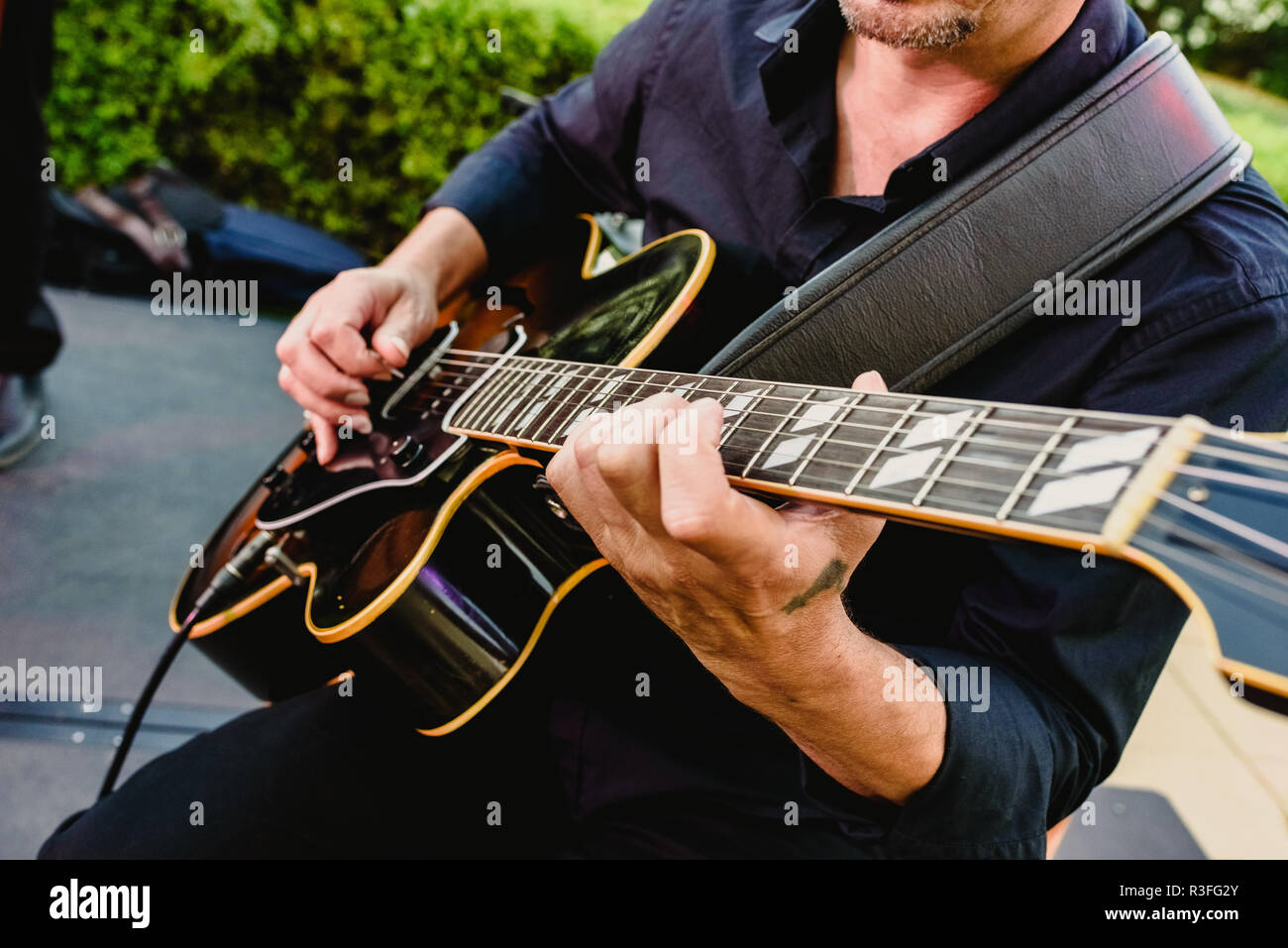 Guitarist playing his guitar outdoors Stock Photo - Alamy