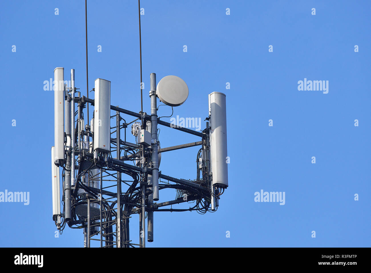 Communication aerials hi-res stock photography and images - Alamy