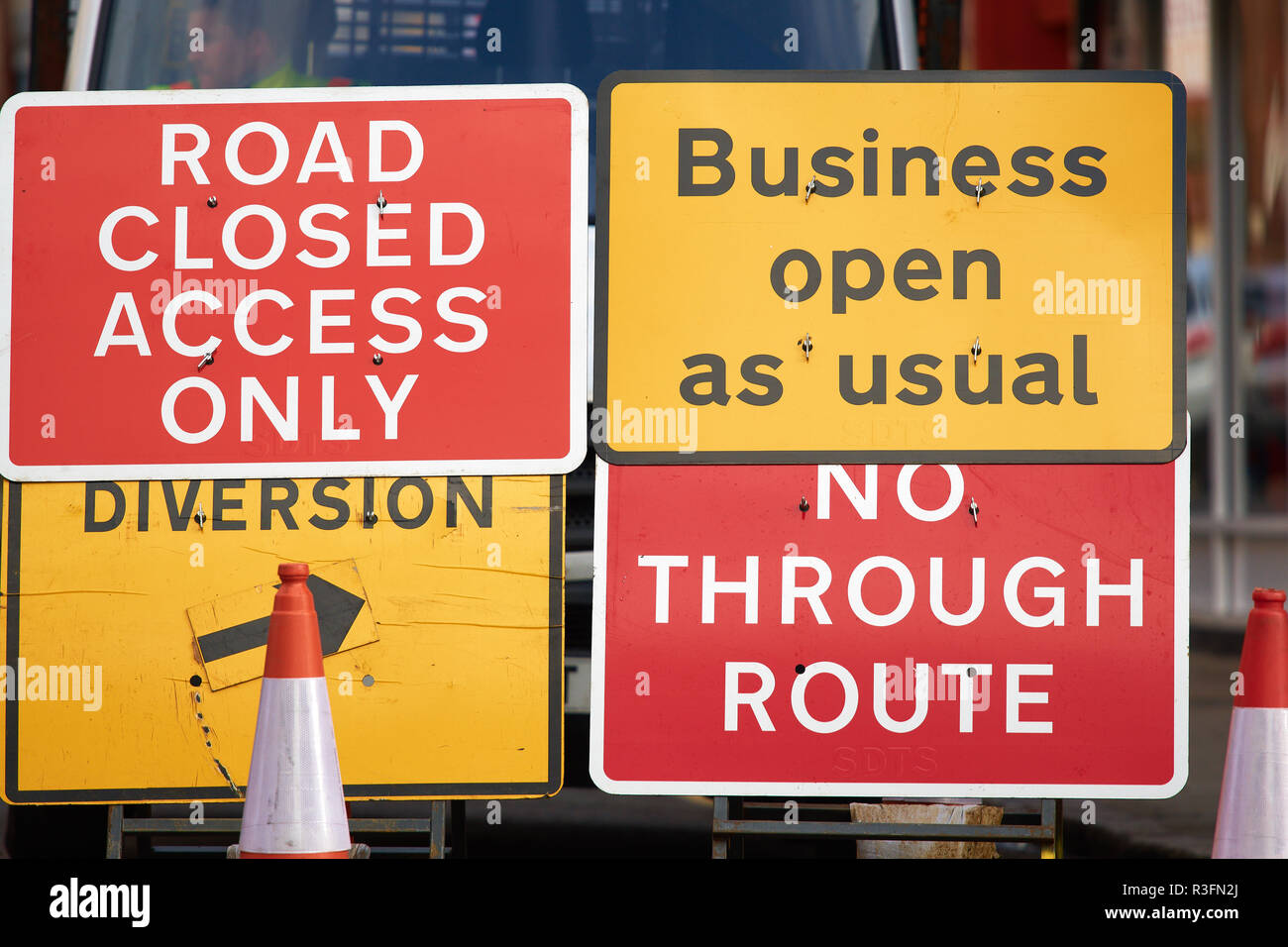 Business open as usual signs hi-res stock photography and images - Alamy