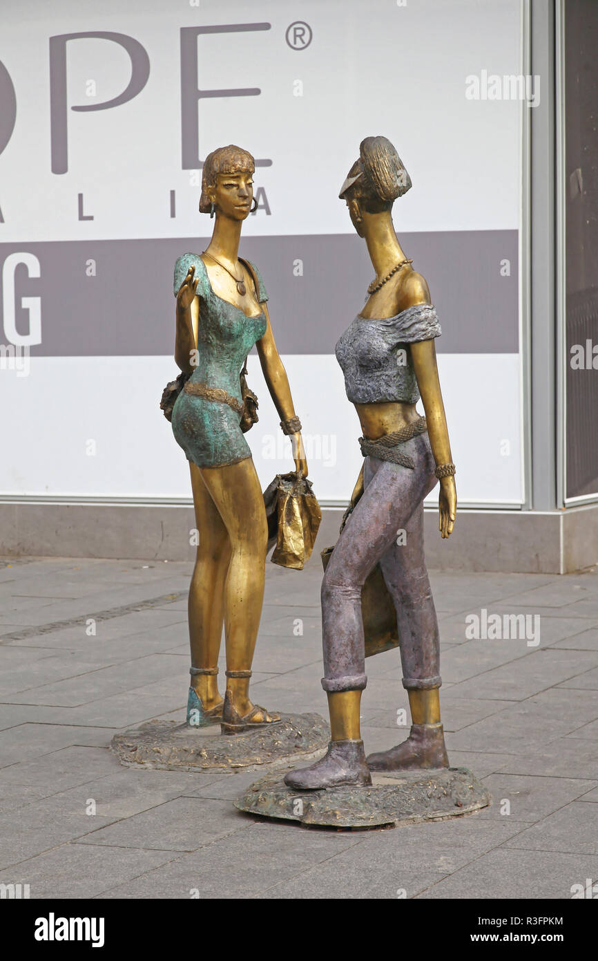 Girls sculpture hi-res stock photography and images - Alamy