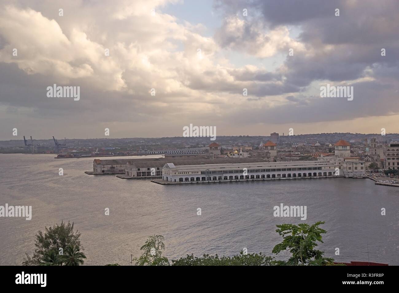 Cuban docks hi-res stock photography and images - Alamy