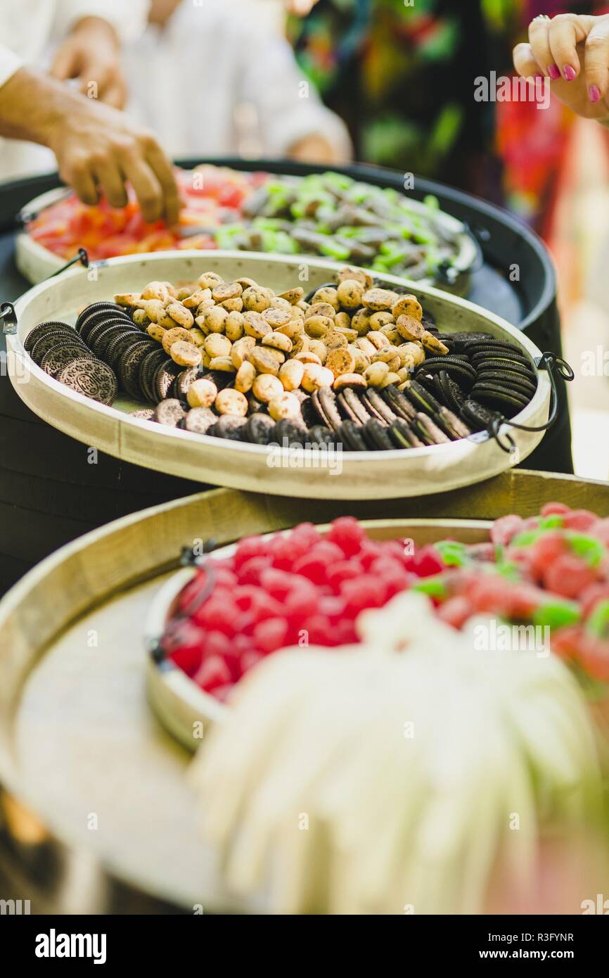 Candy Bar. Delicious sweet buffet with cupcakes and jelly beans Stock ...