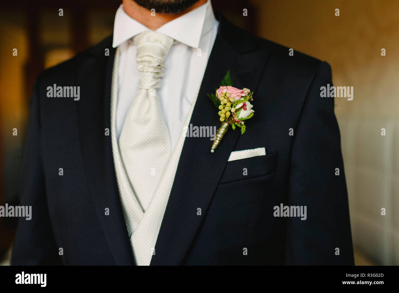 Groom dressing to go to his wedding Stock Photo - Alamy