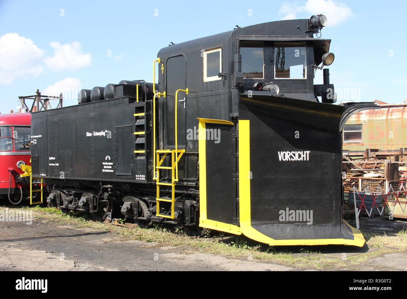 Train and snow plow hi-res stock photography and images - Alamy