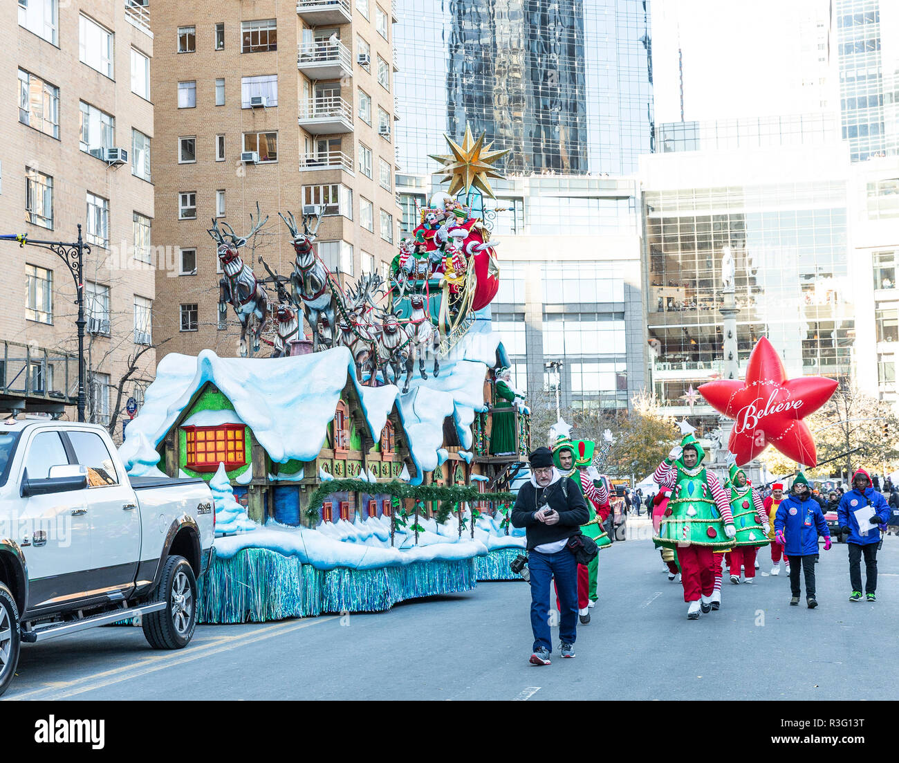 Santa parade balloon hi-res stock photography and images - Alamy