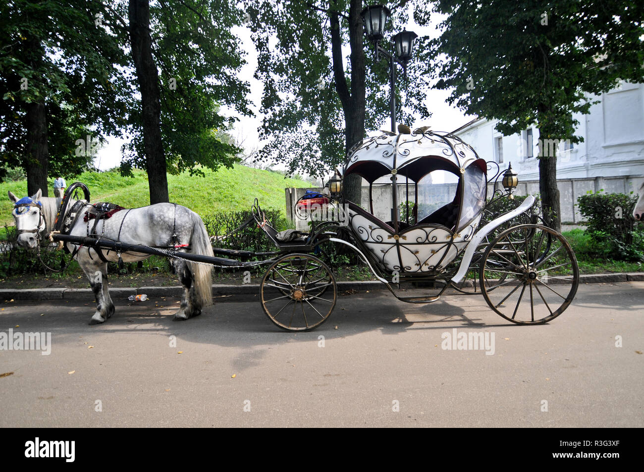 Horse drawn carriage transportation hi-res stock photography and images ...