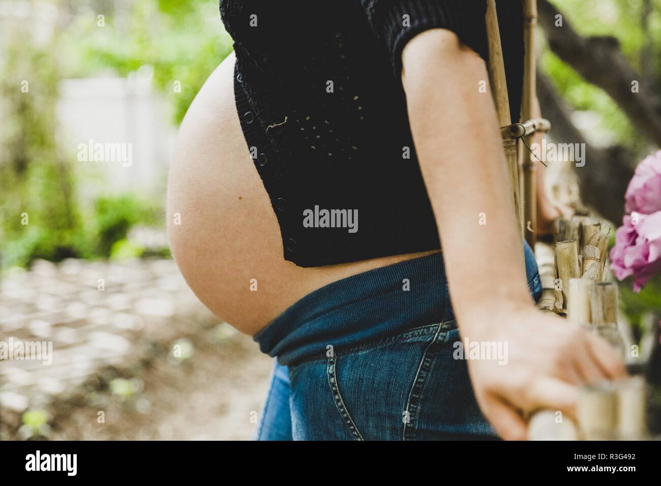 Pictures of the belly of pregnant women in nature with natural ...