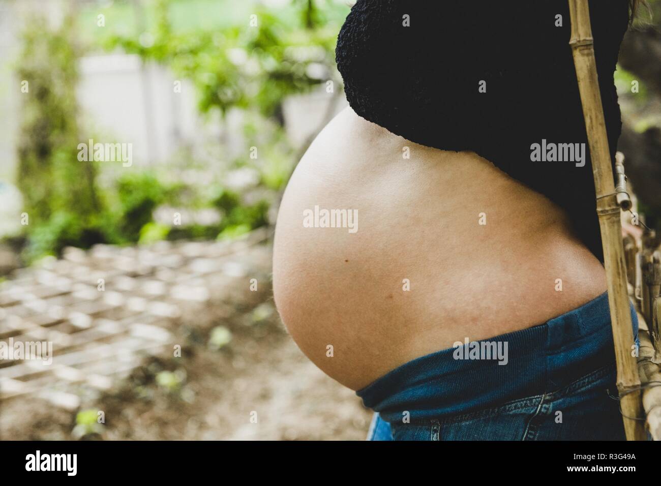 Pictures of the belly of pregnant women in nature with natural ...
