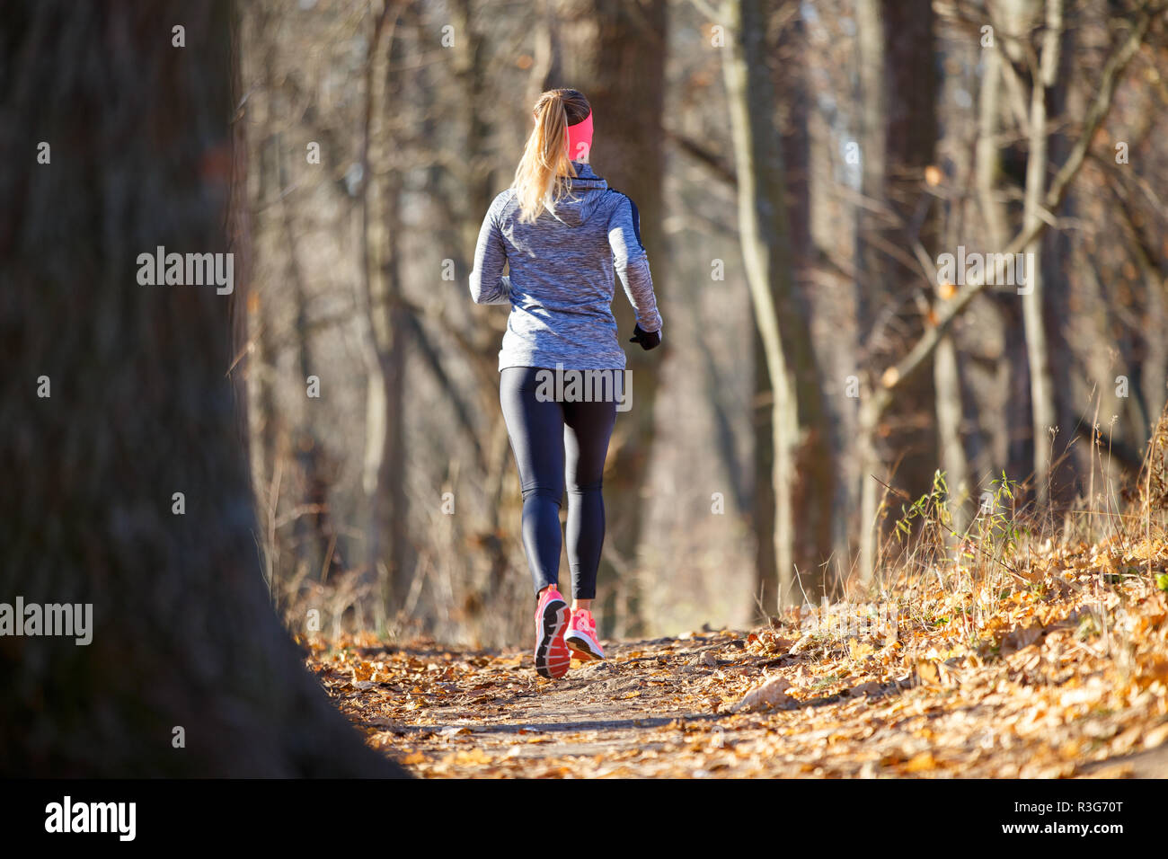 Back view of running girl in autumn park. Trail running lifesyle ...