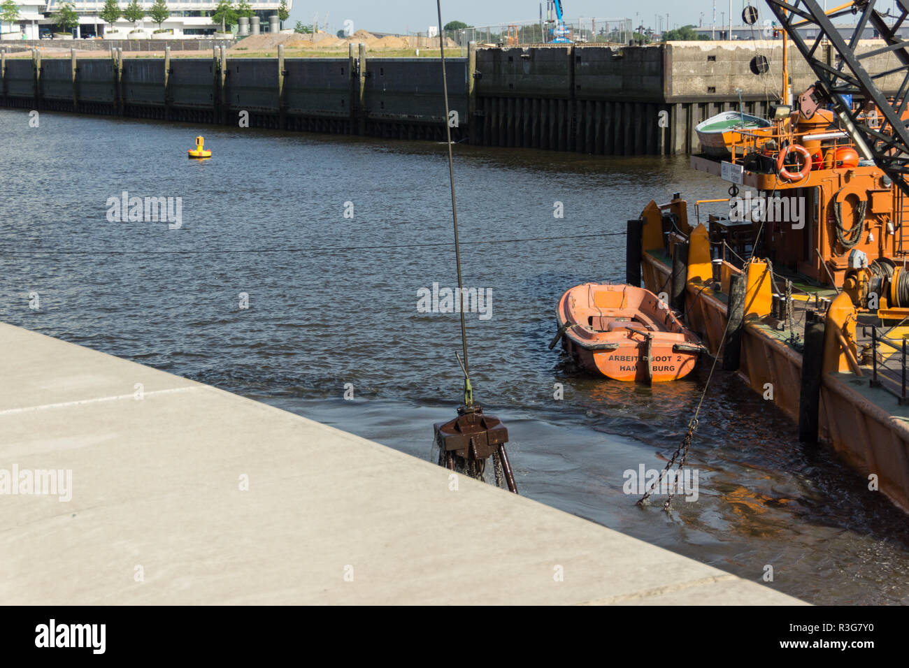 Clamshell dredger hi-res stock photography and images - Alamy