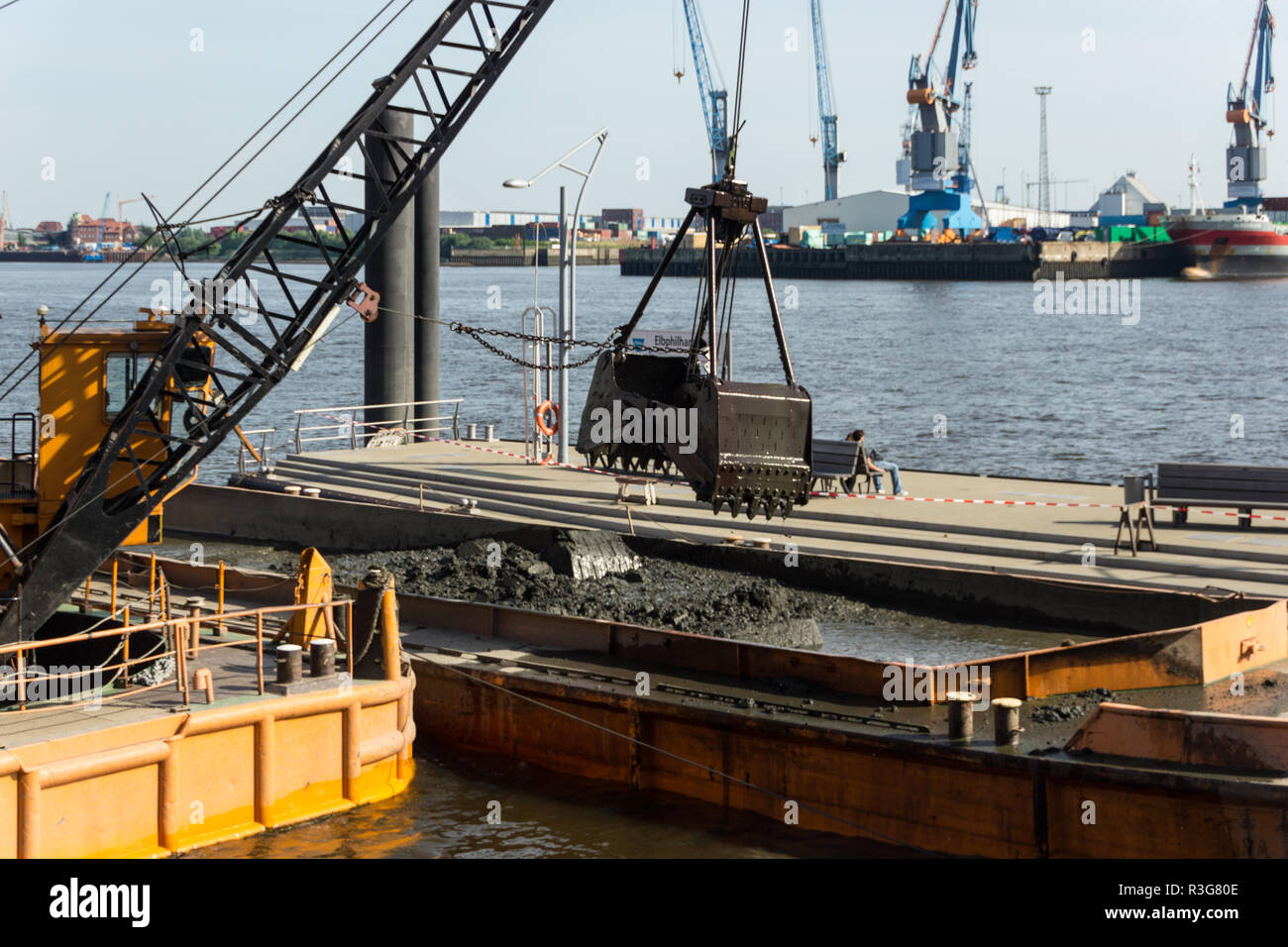 Clamshell dredger hi-res stock photography and images - Alamy