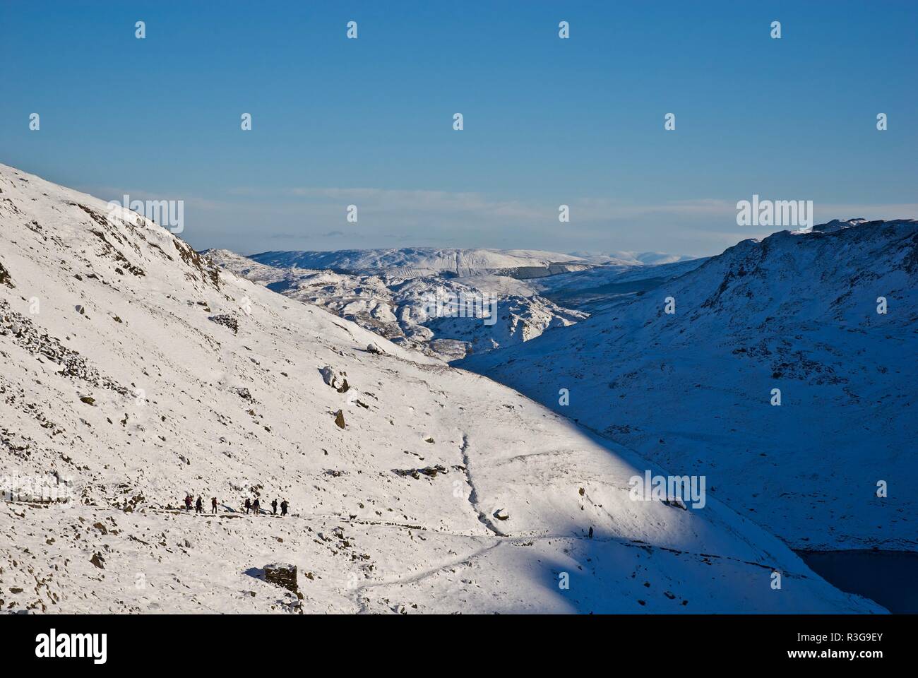 Snow covered hills at Pen Y Pass, Snowdonia National Park, Gwynedd ...