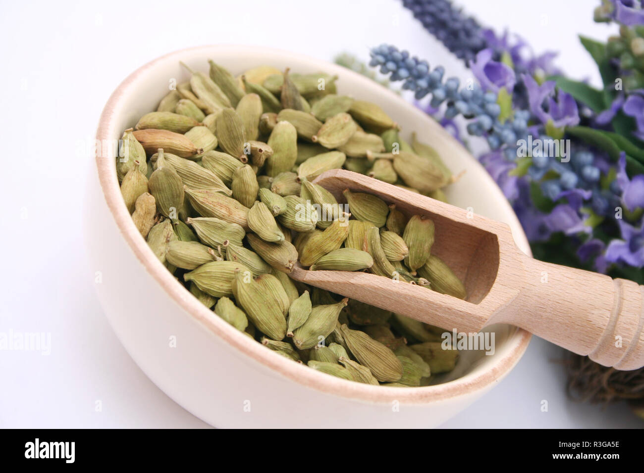 Cardamom capsules hi-res stock photography and images - Alamy