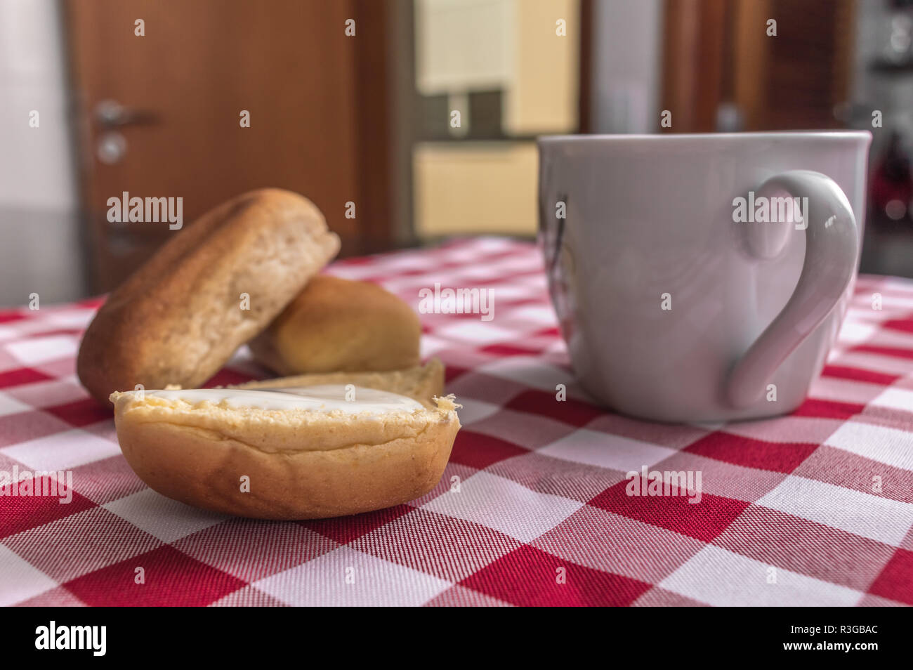 Break bread hi-res stock photography and images - Alamy