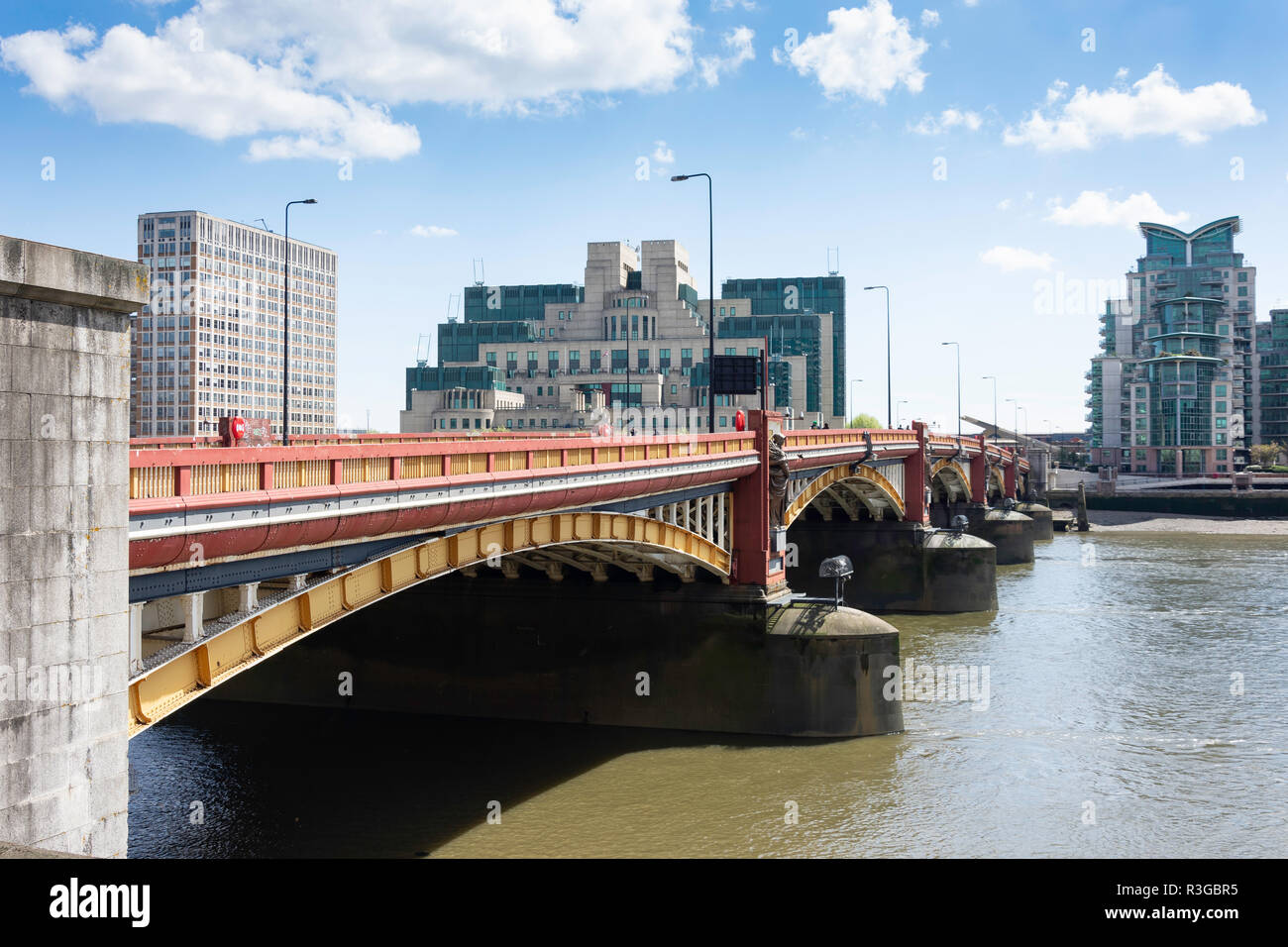 Arch bridge bridges river vauxhall bridge across river thames pi hi-res ...