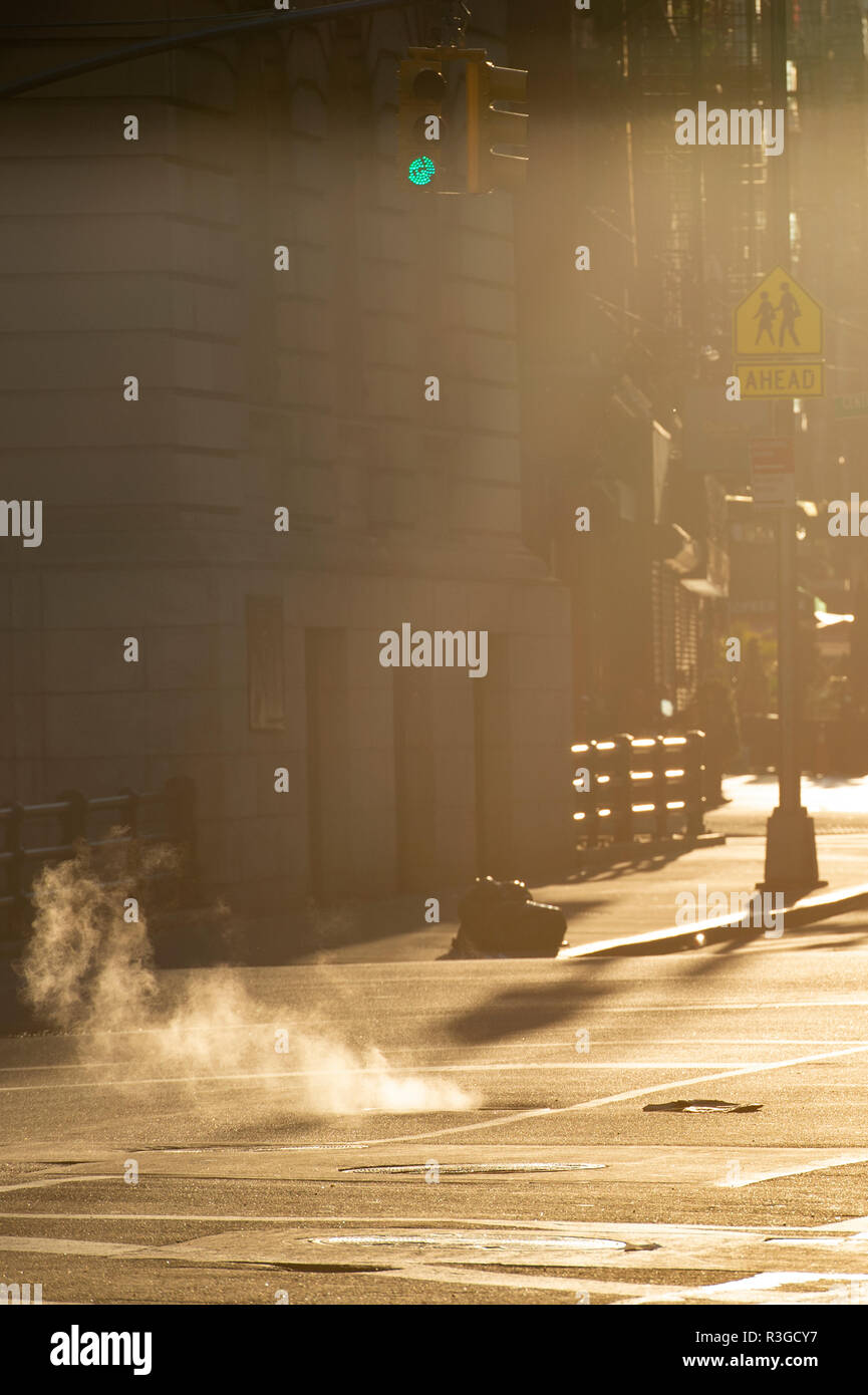 New york manhole steam hi-res stock photography and images - Alamy