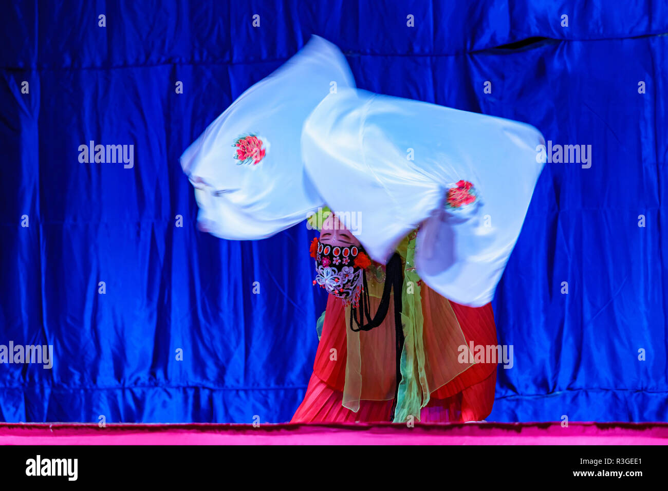 Los Angeles, NOV 21: Chinese Acrobats & Dancers of Moonlight Forest ...