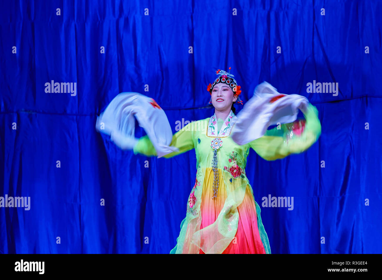 Los Angeles, NOV 21: Chinese Acrobats & Dancers of Moonlight Forest ...