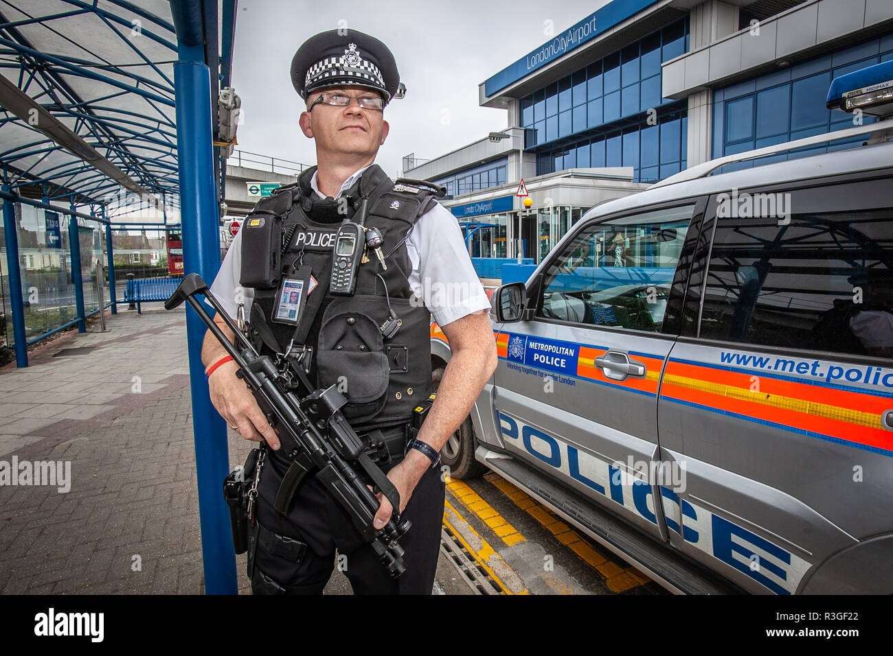 Armed police officer london hi-res stock photography and images - Alamy