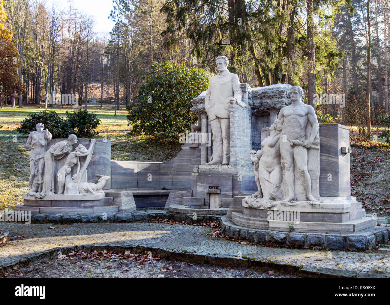 Sousoší Vincence Priessnitze (sochař Josef Obeth), Lázně Jeseník ...