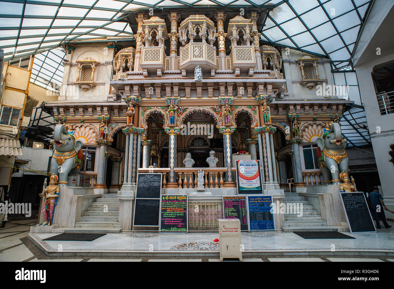 Walkeshwar temple hi-res stock photography and images - Alamy