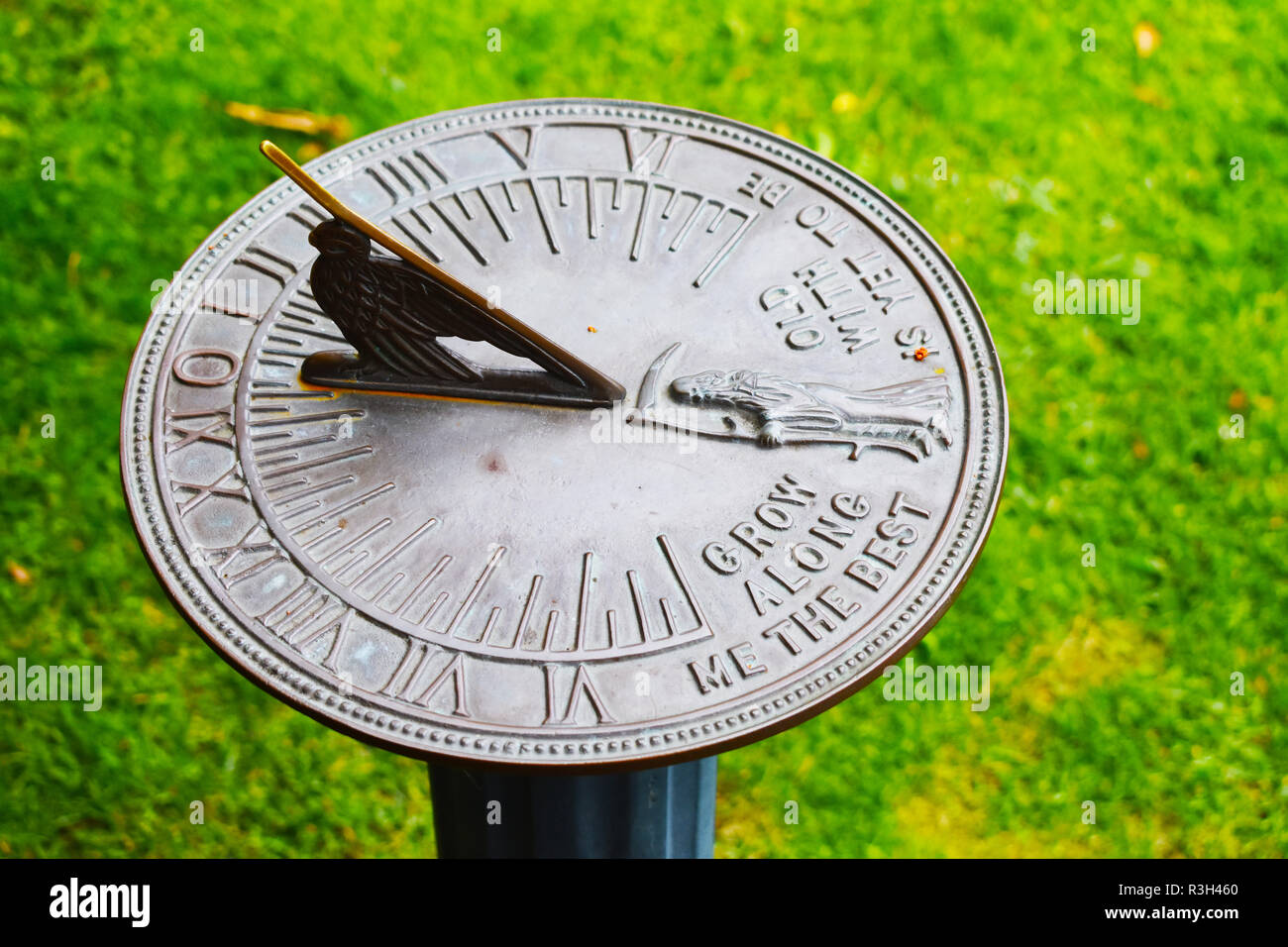 Vintage sundial hi-res stock photography and images - Alamy