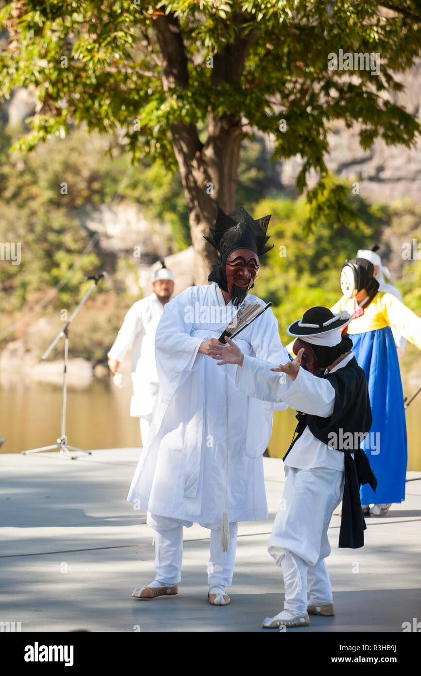 Traditional dance talchum korea hi-res stock photography and images - Alamy