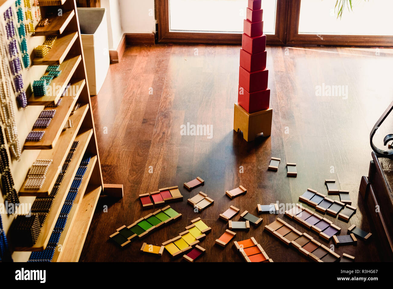 Children playing with pink tower in a Montessori class Stock Photo - Alamy