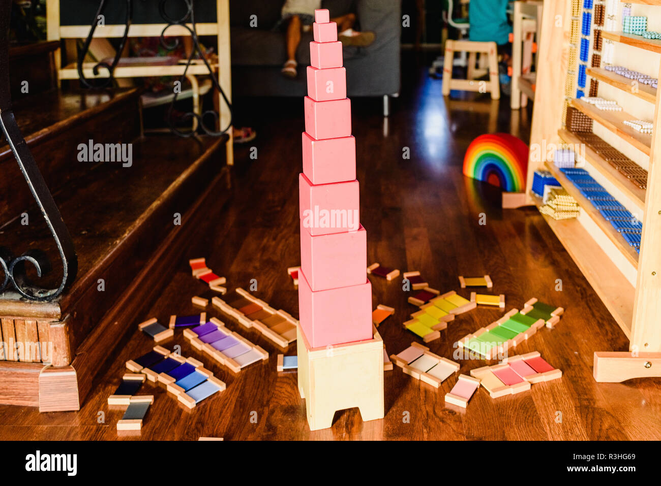 Children playing with pink tower in a Montessori class Stock Photo - Alamy