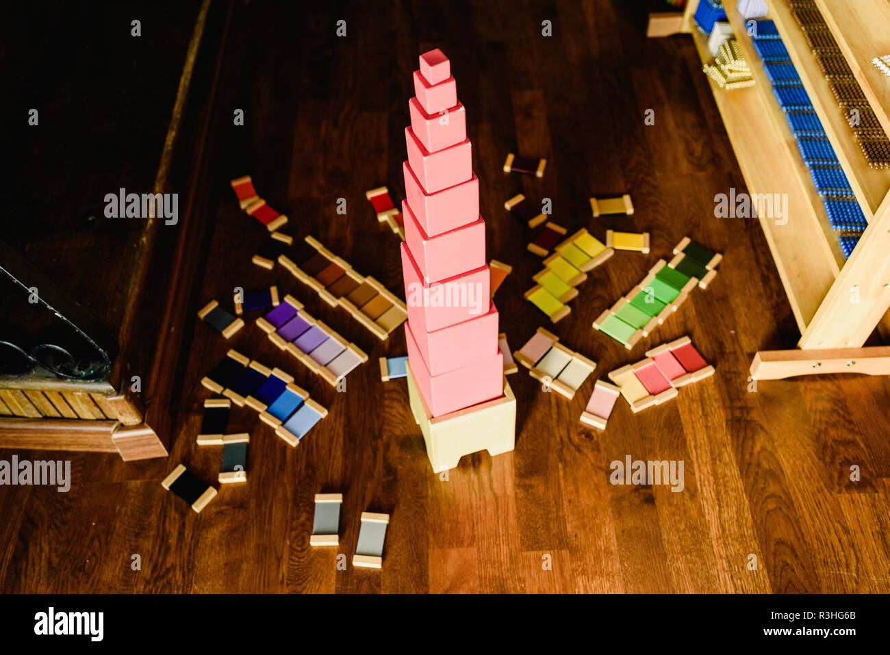 Children playing with pink tower in a Montessori class Stock Photo - Alamy