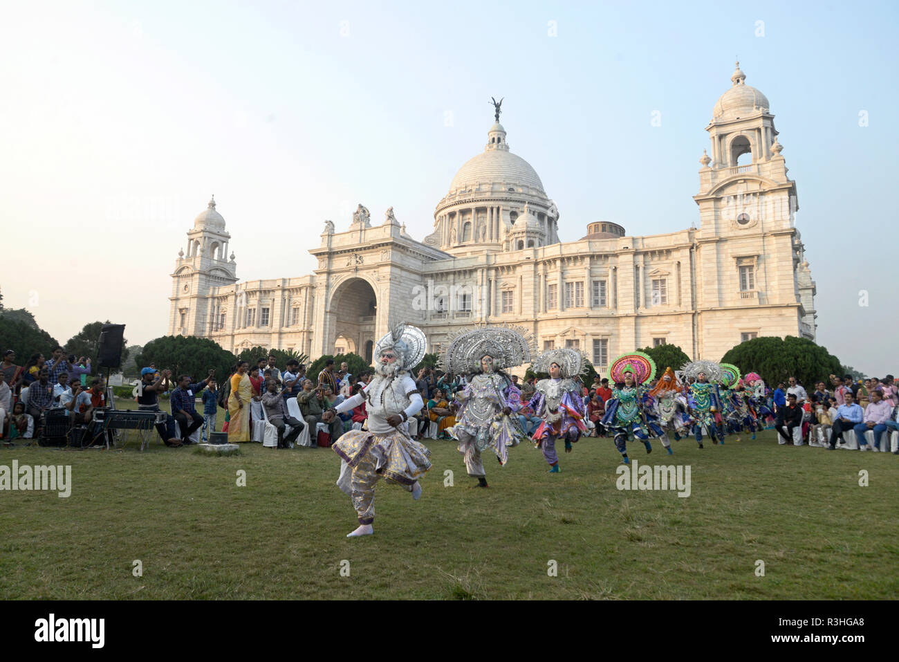 Chau artists hi-res stock photography and images - Alamy